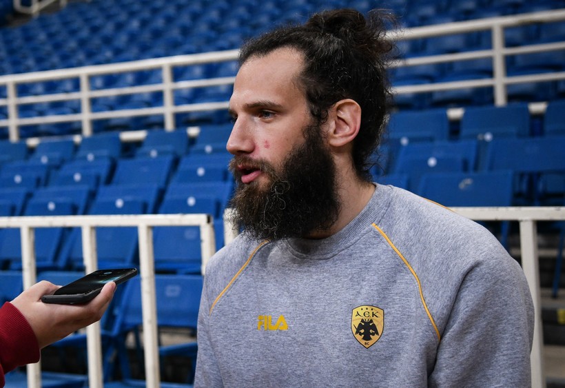 Ο Γιαννόπουλος συστήνεται... ροκάροντας - AEK1924.gr