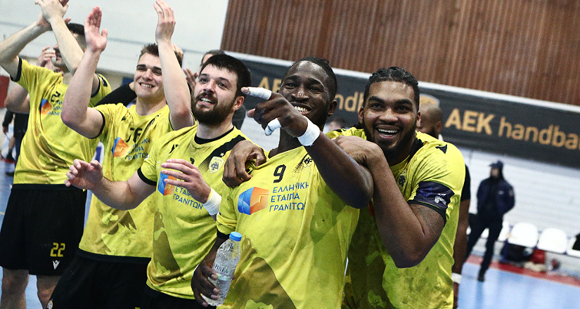 ΠΑΝΙΚΟΣ: Παίκτες και κόσμος έγιναν ένα! (VIDEOS) - AEK1924.gr